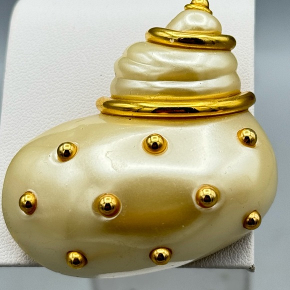 Kenneth Jay Lane | Jewelry | Vintage Kennth Jay Lane Conch Shell Brooch ...